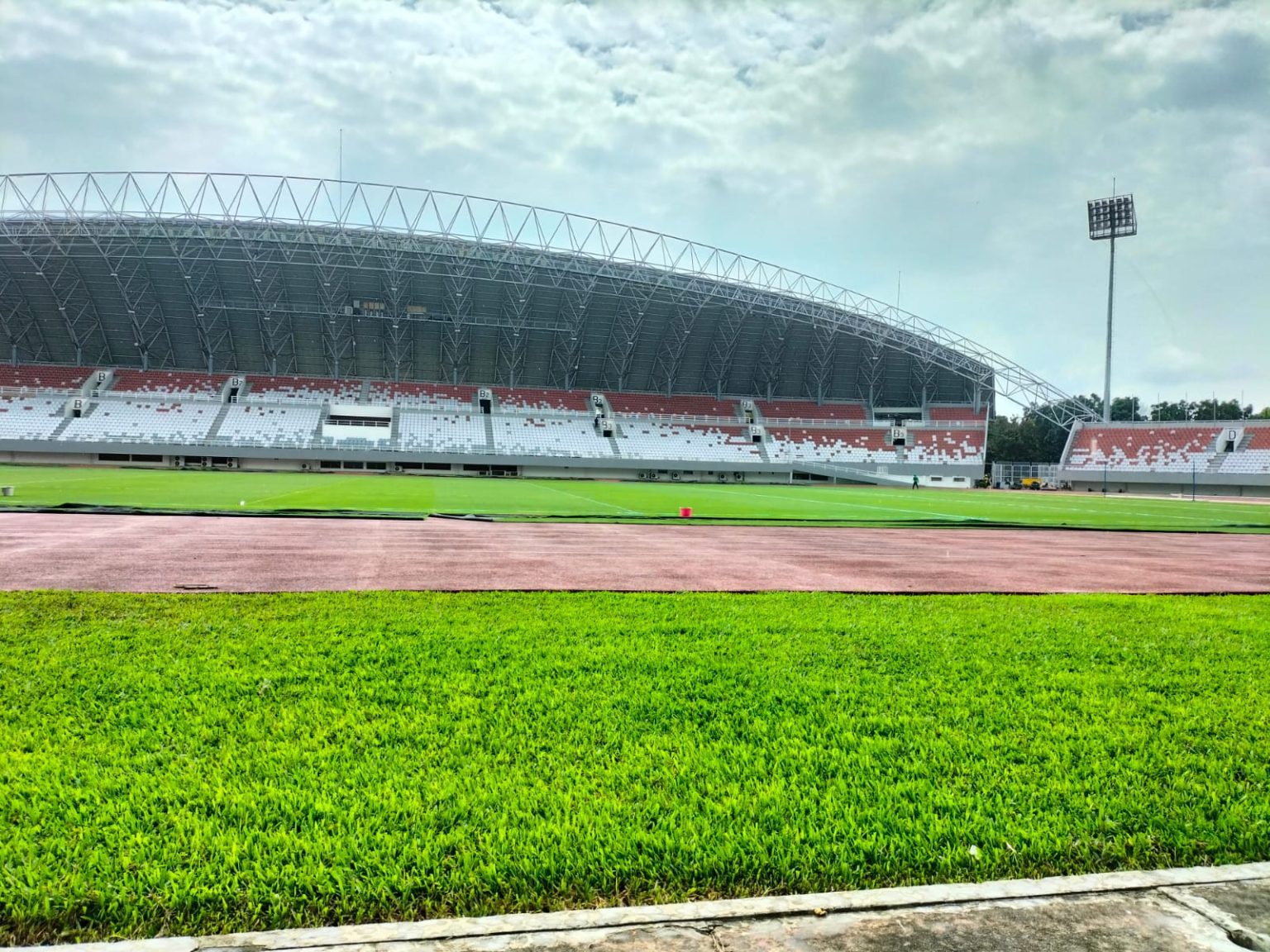 Fokus Persiapan Lapangan Bola Stadion JSC untuk FIFA World Cup U-20 ...
